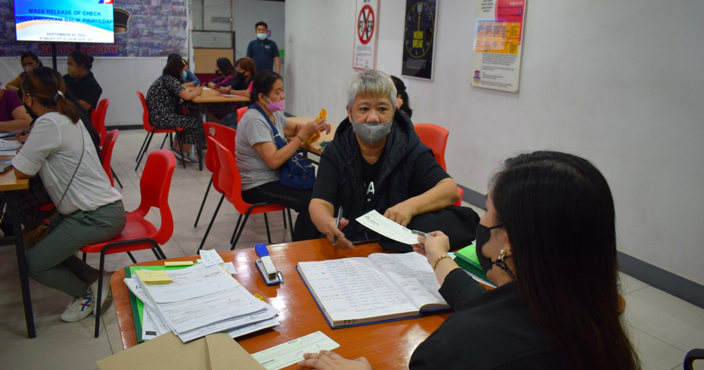 OWWA grants P10,000 livelihood assistance to 21 OFWs